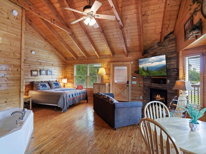 Honeymooner - Pigeon Forge Hot Tub In River Resort - Pigeon Forge, TN