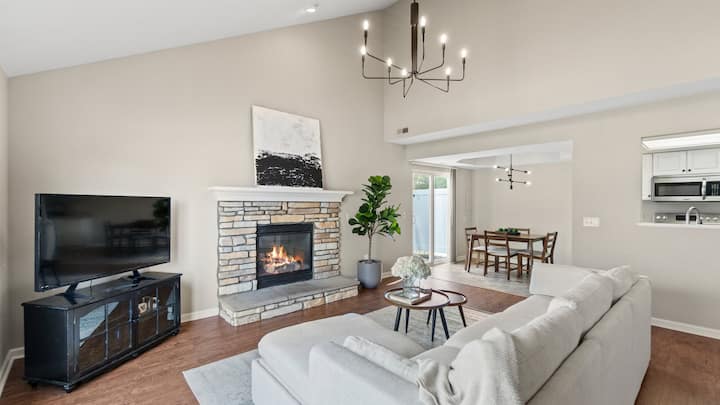 Modern Villa Near Salomon Farm & Pufferbellytrail - Fort Wayne, IN