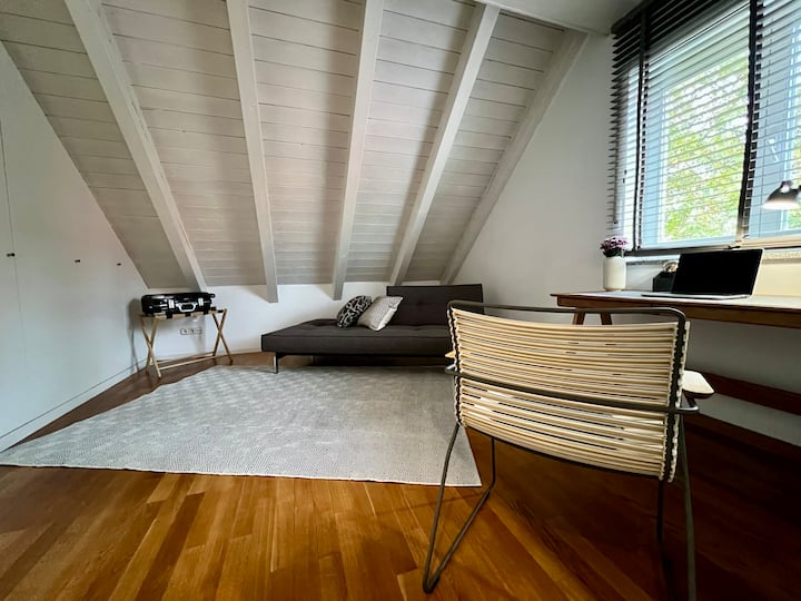 Moderne Haus In Haus Wohnung Mit Arbeitsplatz - Germering