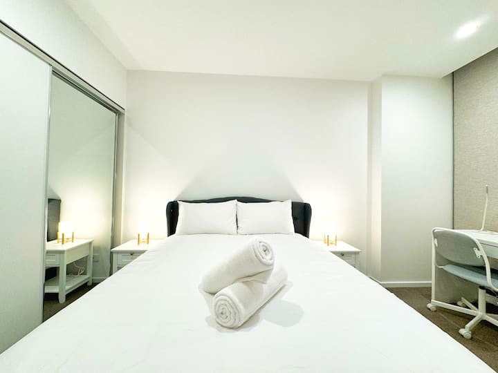 Urban Sanctuary In West Franklin With Pool & Gym - Adelaide
