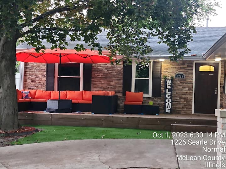 2 Full Bath, Pets Love Fenced Yard, 2 Car Garage - Bloomington, IL