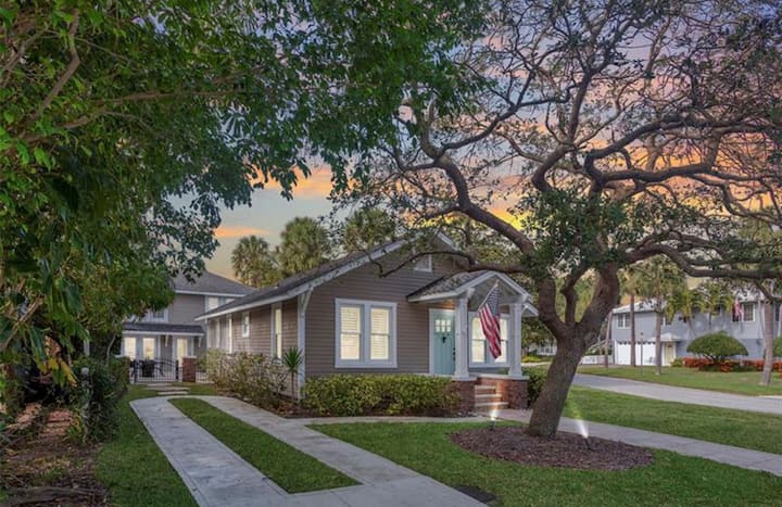 Adorable Cottage & Guest House - Clearwater, FL