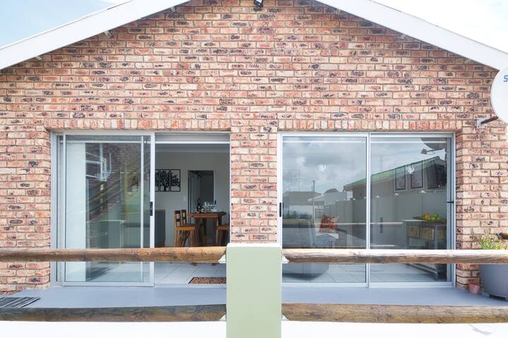 Land's Edge Flame Lily Cottage - Struisbaai
