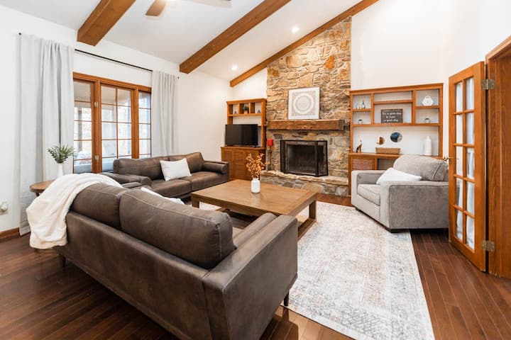 Stunning 3128 Sqft Home~ 5 Miles From Iu~sleeps 16 - Bloomington, IN