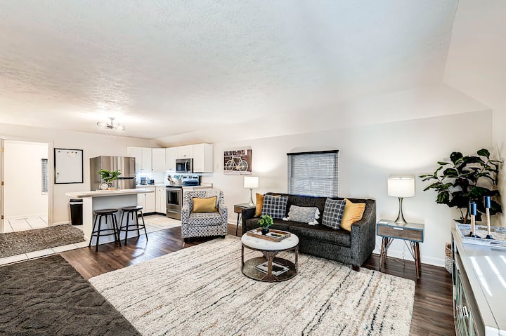 *New* Cozy Northside Indianapolis Flat - Broad Ripple, IN