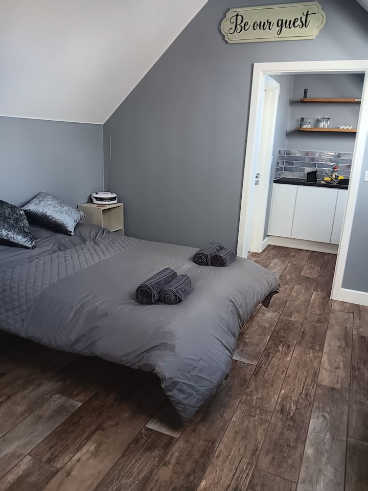 Room Above Garage - London Stansted Airport (STN)