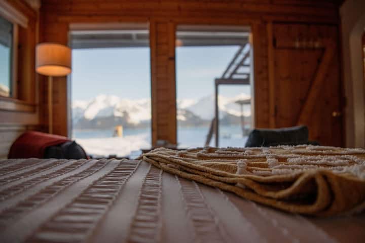 Rustic Roots Seaside Cardinal Cabin - Seward, AK