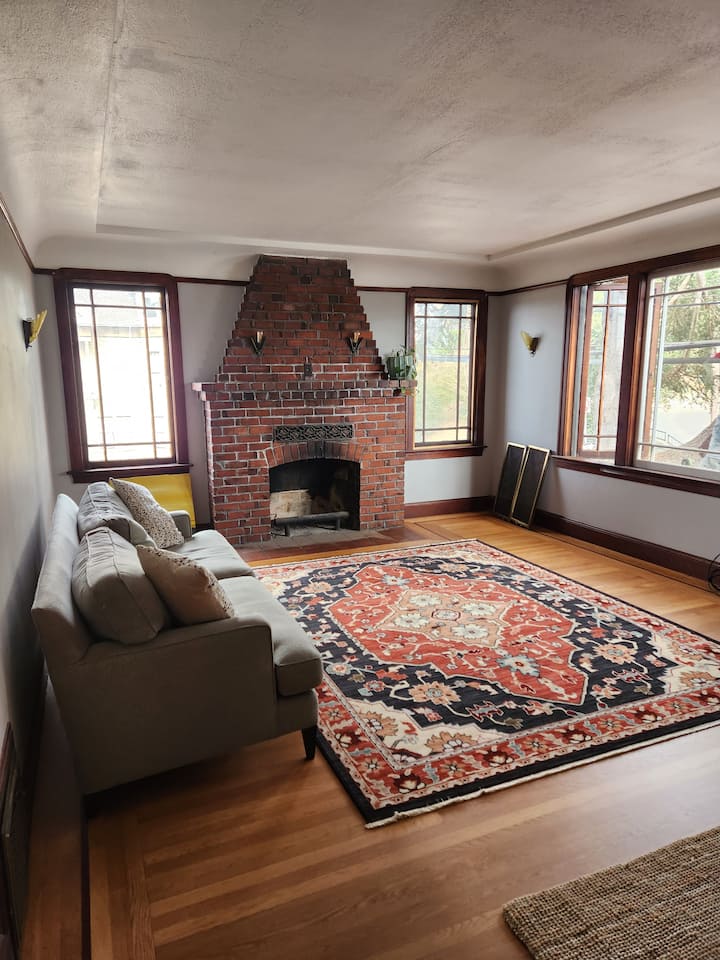 Historic District Top Floor Apt - Vallejo, CA