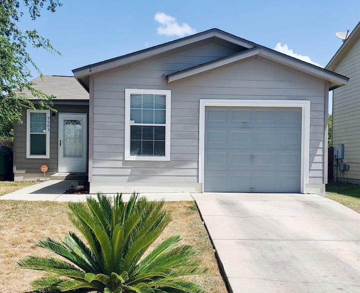 Urban Abode- 2/1 Close To Lackland Afb & Hospitals - San Antonio, TX