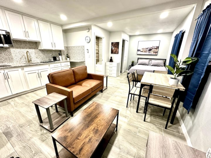 Stylish Central Studio - Fast Wifi - Gated - El Paso, TX