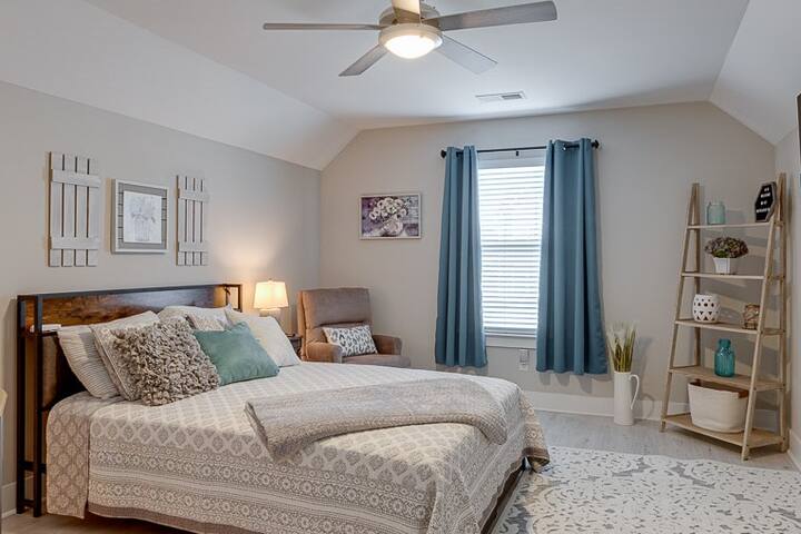 Full Studio Apt/laundry/parking Travelers Love Us! - Greer, SC