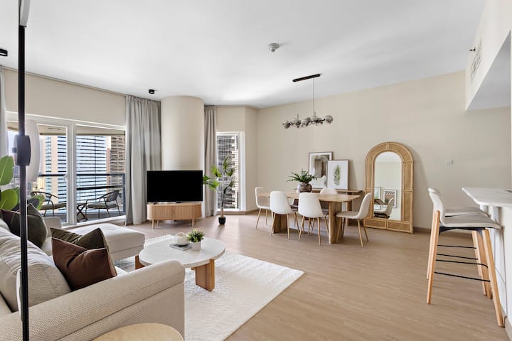 Spacious Stay & Stunning Views - Lakeview Oasis - Dubái
