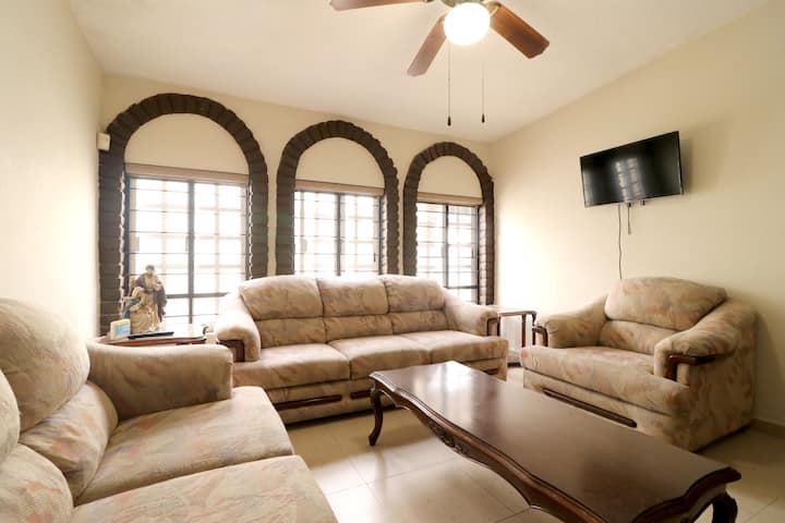 Good Location, Close To Baseball Stadium And Beach - 마사틀란