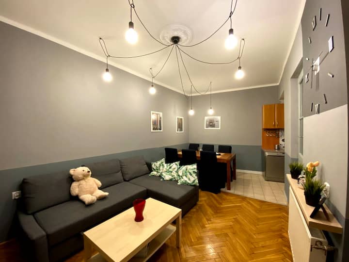 30 Gości, 2 Hostele, 1 Adres - Cracovia