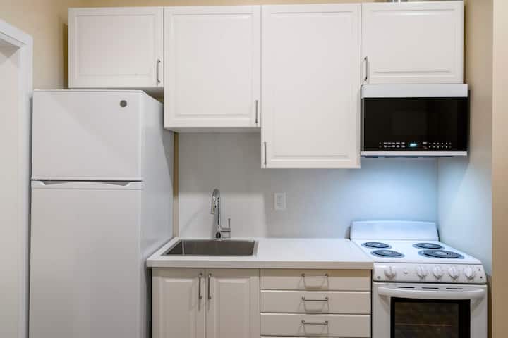 Spacious 1 Bedroom Unit At Lakeshore Blvd W - Mississauga