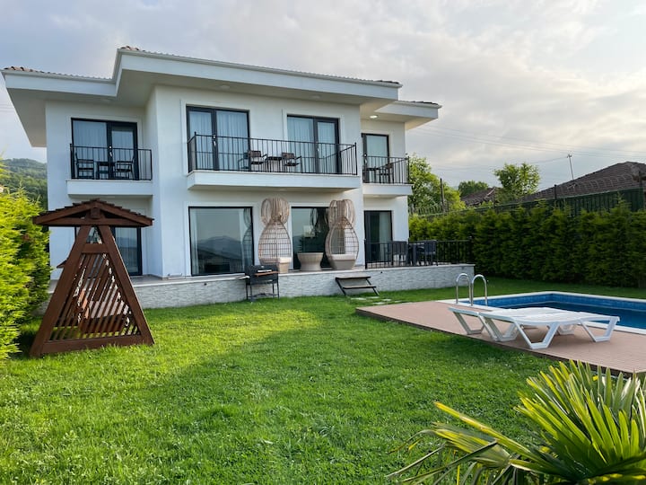Sapanca ÜNlüce 5+1 Isıtma Havuzlu- Lüx 10 K Villa - Kocaeli