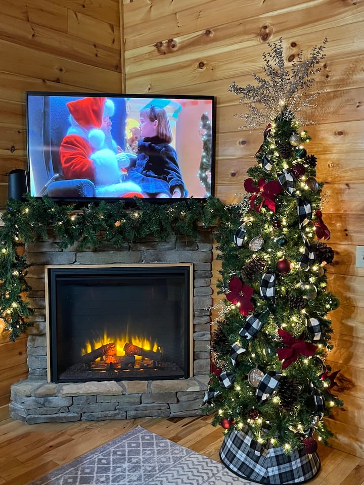 Cute Xmas Decor, Hot Tub, Game Room & King Suites - Sevierville, TN