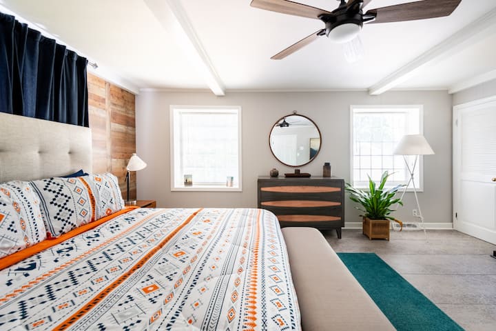 Big Group? Centrally& Stylish 4br/3.5ba Home - Danville, VA