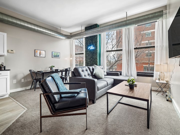 2 Bdr Living In The Heart Of Downtown Cle - Cleveland, OH