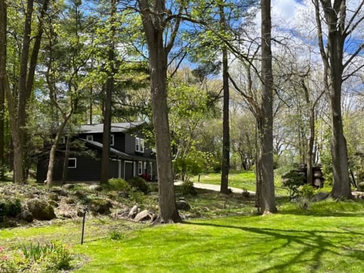The Rockery Guesthouse - Jackson, MI