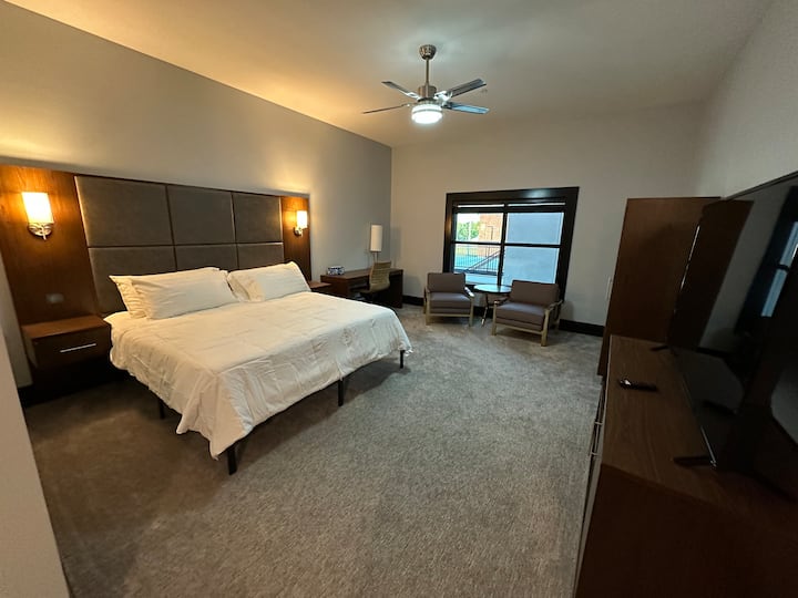 Little Brick Inn / Route 66 Single King Suite 30 - Galena, KS