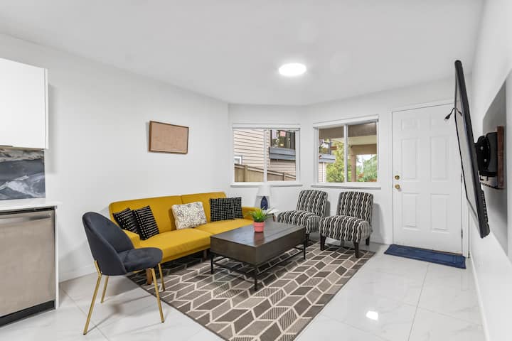 Pristine 3 Beds 2 Washroom Guest Suite In Surrey - Surrey