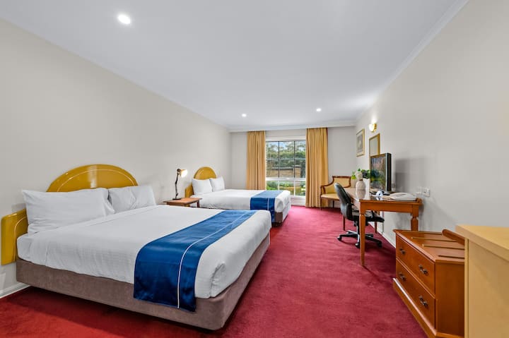 Classic Comfort: Quiet & Clean Room With Two Beds - Dandenong