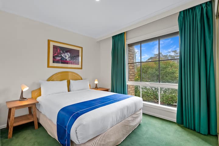Comfy: Spacious Two-bedroom Suite & Kitchenette - Dandenong