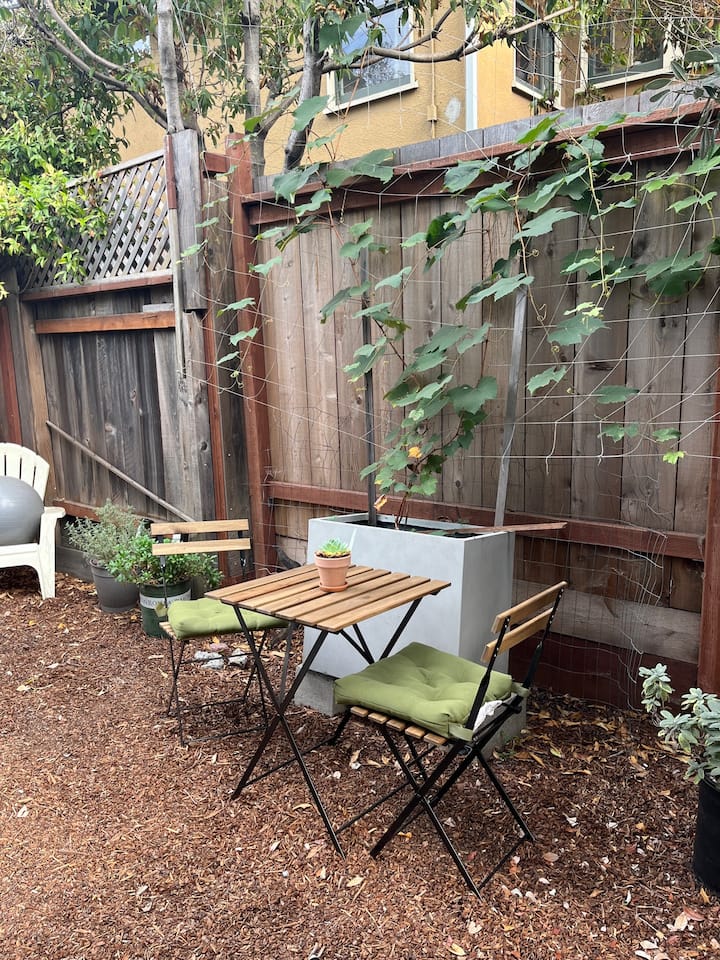 Short Walk To Shops, The Lake, & Hospitals - Oakland, CA