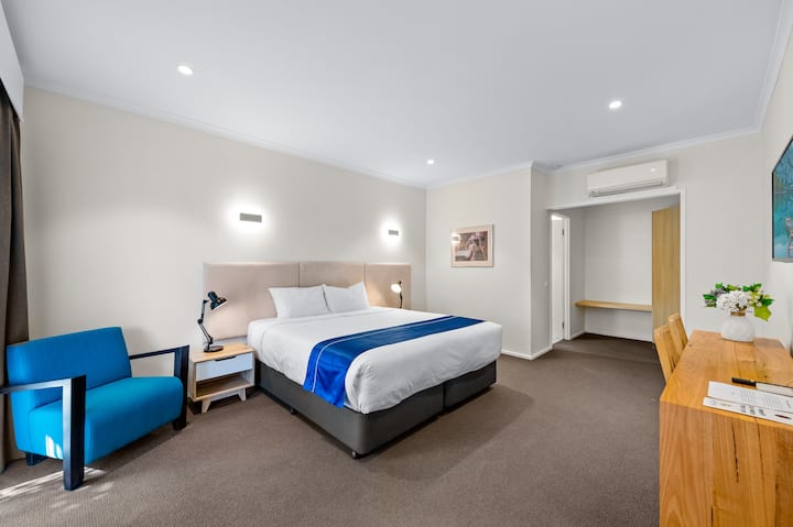Modern Stay: Cozy One-bedroom - Dandenong