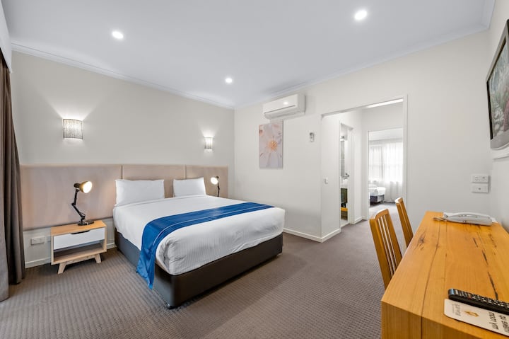 Cozy Family Room: Spacious & Modern Two Rooms - Dandenong