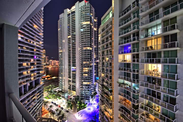 Modern Brickell Condo With Free Parking Pool & Gym - Miami, FL