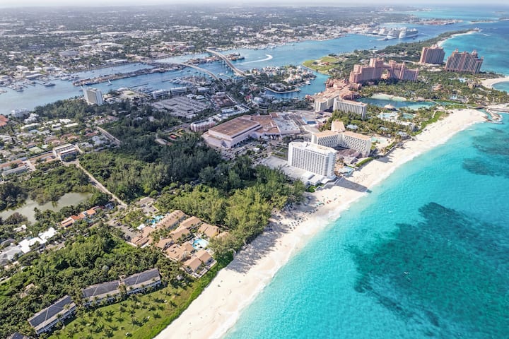 Beachfront Villa • Walk To Atlantis • Sleeps 8 - Nassau