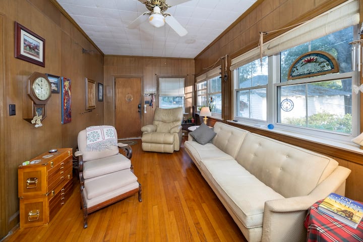 Downtown Apartment King Size Bed And Sitting Room - Aiken, SC