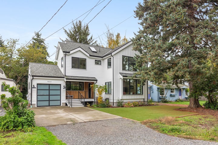 Two-story House W/backyard Bbq & Deck - Seattle, WA