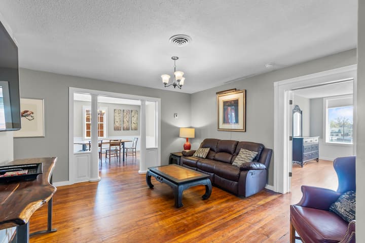 Downtown 4br With 2 King Beds! Off-street Parking - Cape Girardeau, MO