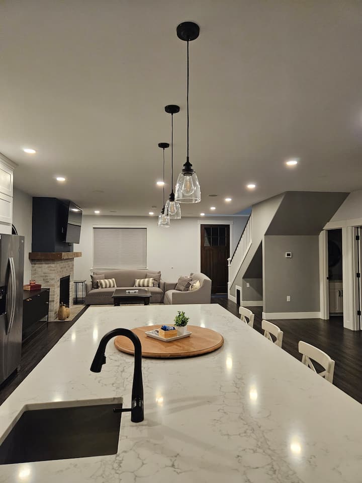 Emerald City Elegance: 5 Bd 3 B Open Common Area - Renton, WA