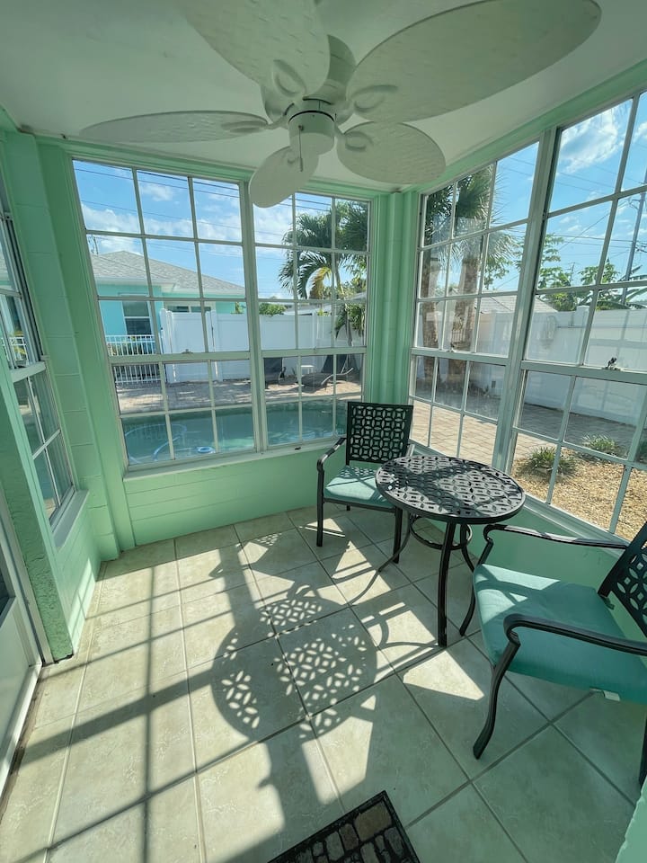 Cozy Cottage 1br W/sun Room, 3 Min Walk To Beach - Cape Canaveral, FL
