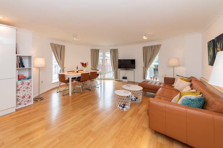 Modern & Large | Free Parking | Central Reading - Reading
