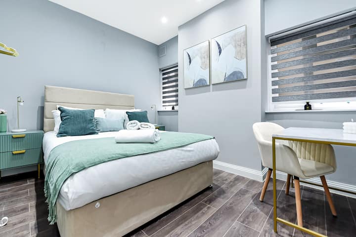 Chic Urban Retreat: 3br Gem In Vibrant Location - Central London