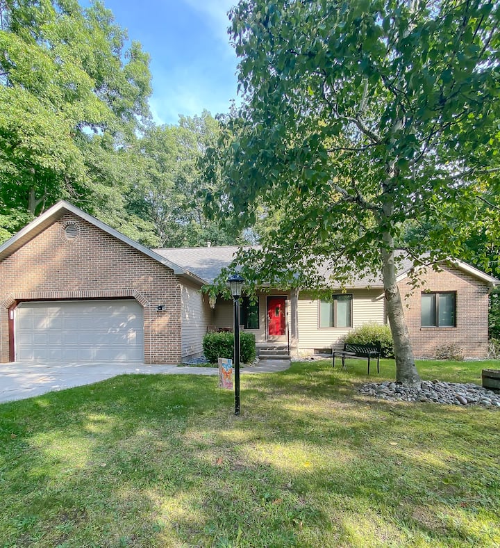 Walk To Beach, Town, And Bay, Close To Ski Resort - Frankfort, MI
