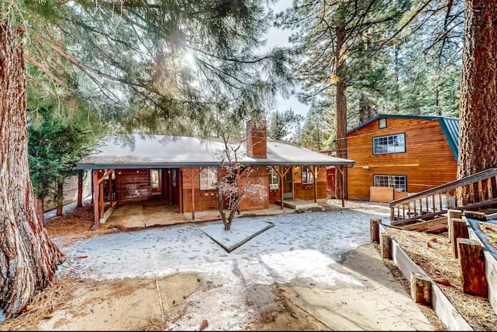 Bearfoot Bungalow - 2 Bedroom Cabin, Sleeps 4 - Big Bear Lake, CA