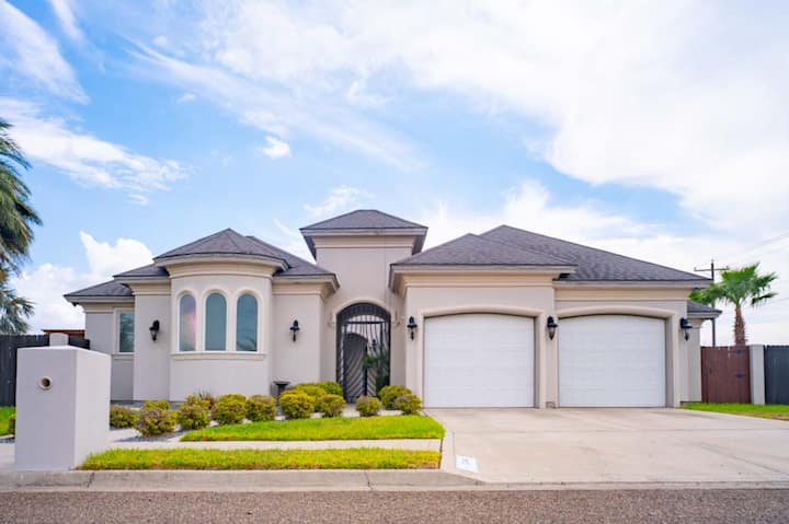Blissful Charming Villa - Mission, TX