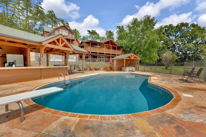Epic 3 Acre Pool And Spa Estate - Pigeon Forge, TN