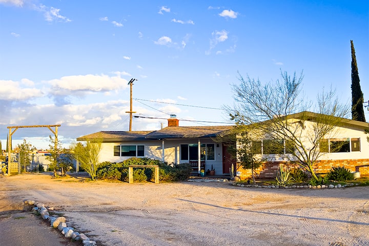 Ohana Ranch: Unique, Fun, W/spa Near Joshua Tree - Yucca Valley, CA