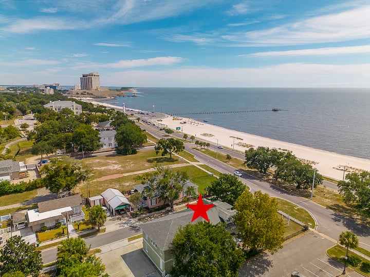 Beautiful Beach House Sleeps 12 - Biloxi, MS