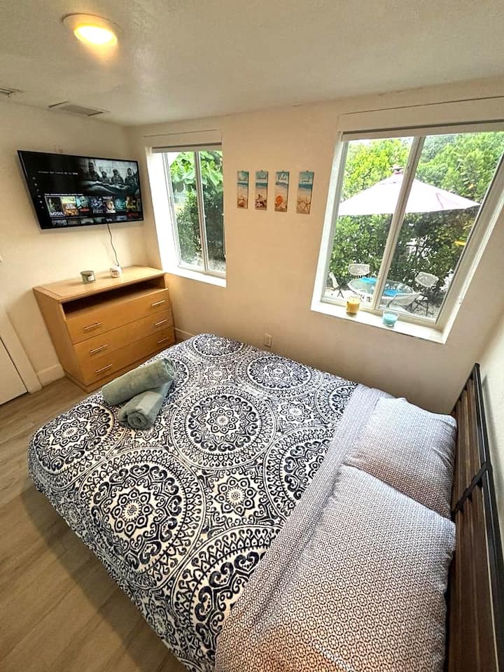 Queen Bedroom In Miami - Miami, FL