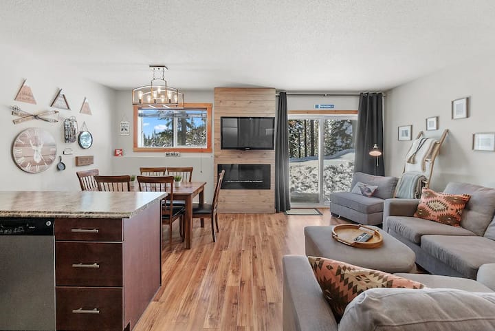 Skiers' Doorstep | Ski-in/ski Out & Hot Tub - Big White Ski Resort, BC