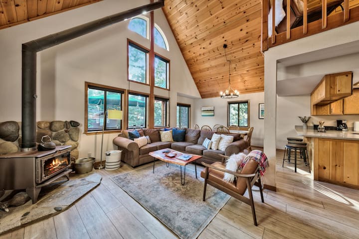 Truckee Adventure Cabin: Hot Tub, Pool Table, Dogs - Truckee, CA