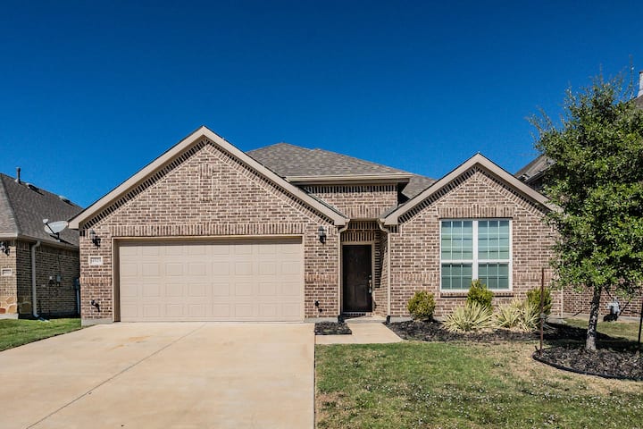 Spacious 4bed/3bath Ft Worth Retreat W/ Gym Equip. - Fort Worth, TX